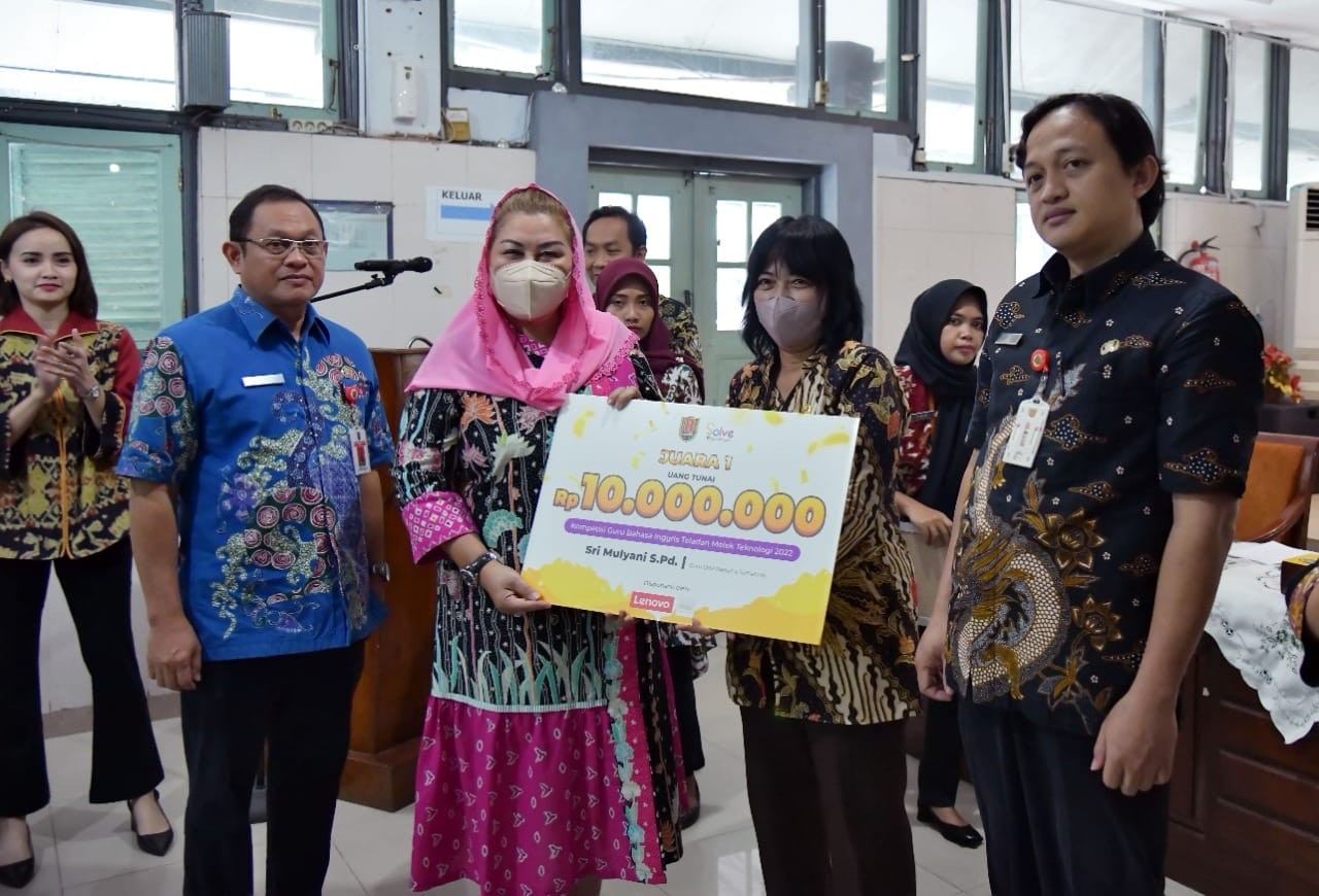 Guru SMP 5 Semarang Raih Penghargaan Guru Teladan Melek Teknologi 2022 ...