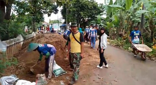 Dapat Aduan Makam Warga Terdampak Banjir di Kendal, Sisca Meritania ...