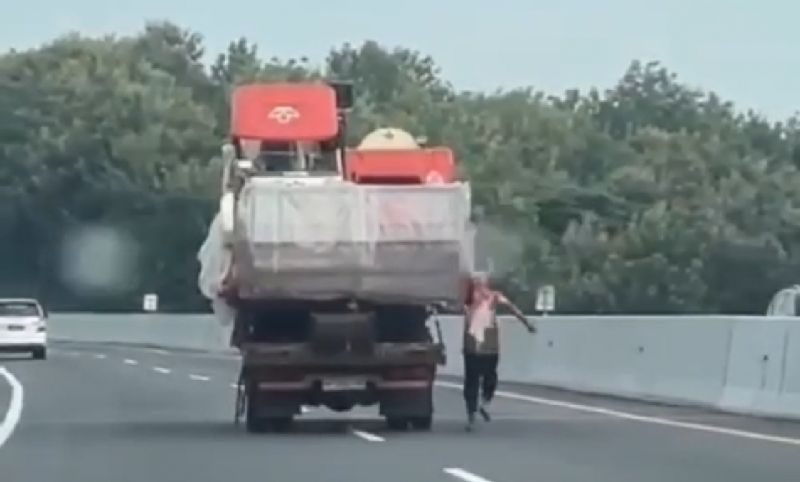 Gegara Sopir Lupa Angkat Hand Rem, Truk Lepas Kendali di Tol Semarang ...