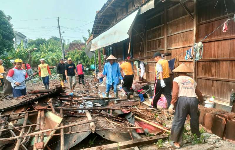 Polri-TNI dan Warga, Bahu Membahu Membersihkan Puing-Puing Rumah Roboh ...