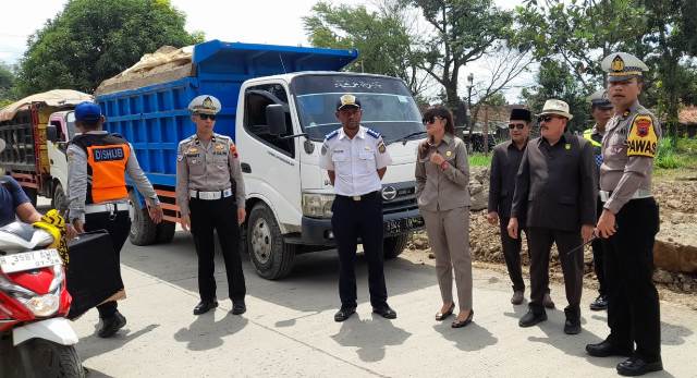 Terima Aduan dan Keluhan Warga, Sisca Tertibkan Truk Muatan Material ...